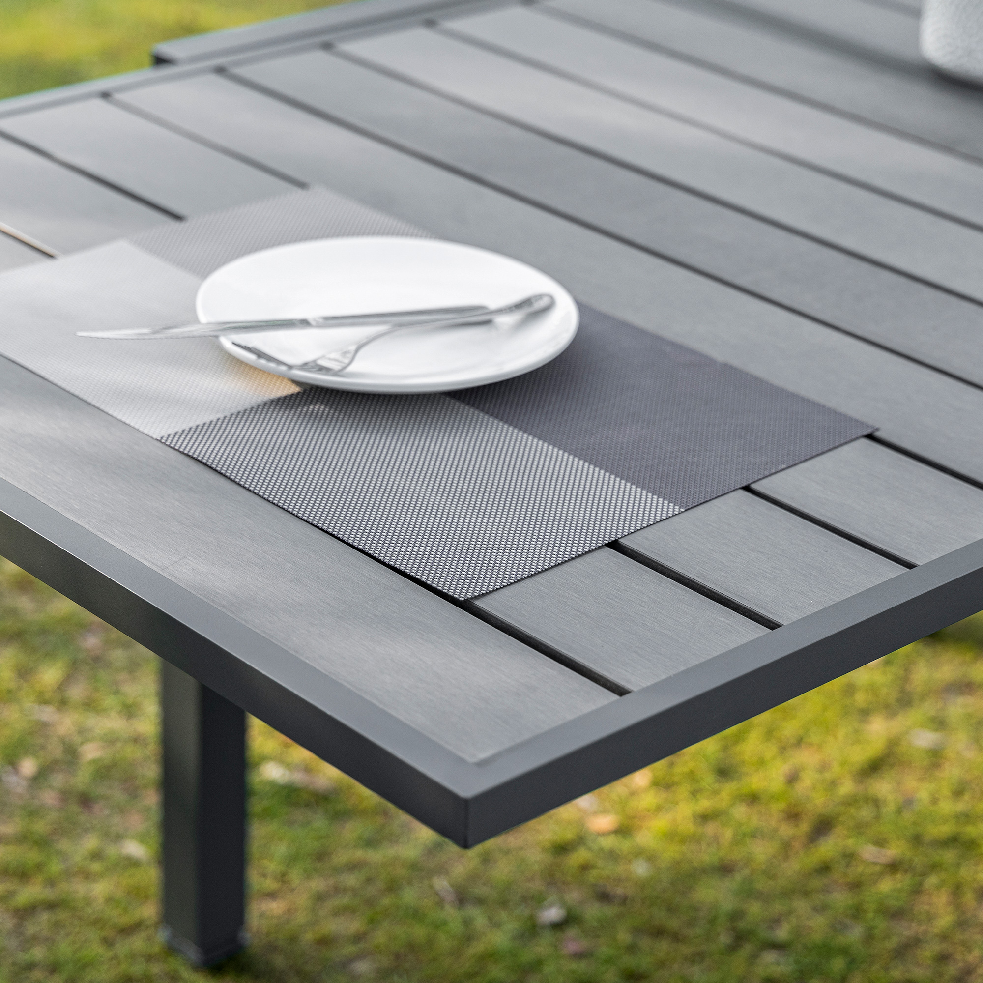 Outsunny Expandable Dining Table Metal Outdoor Slat Table for 4-6 ...