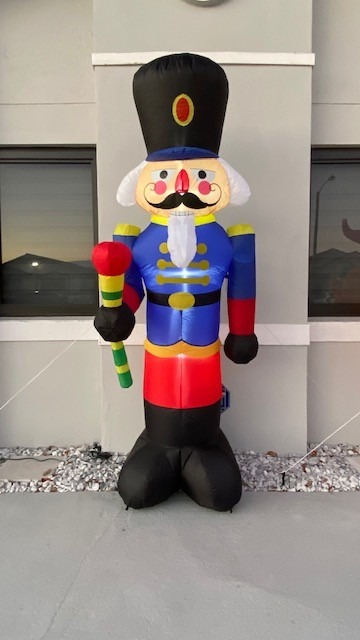 HOMCOM 8ft Christmas Inflatable Nutcracker Toy Soldier with Scepter ...