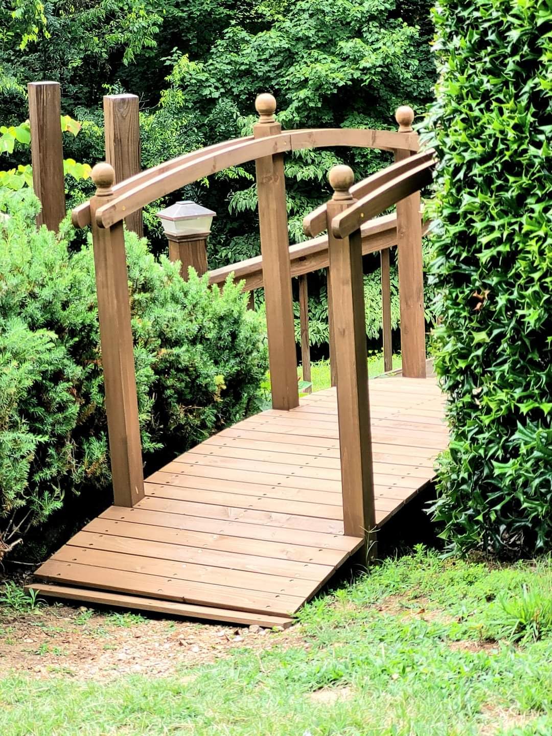Outsunny 7.5' Wooden Arch Garden Bridge, Safety Rails for Backyard ...