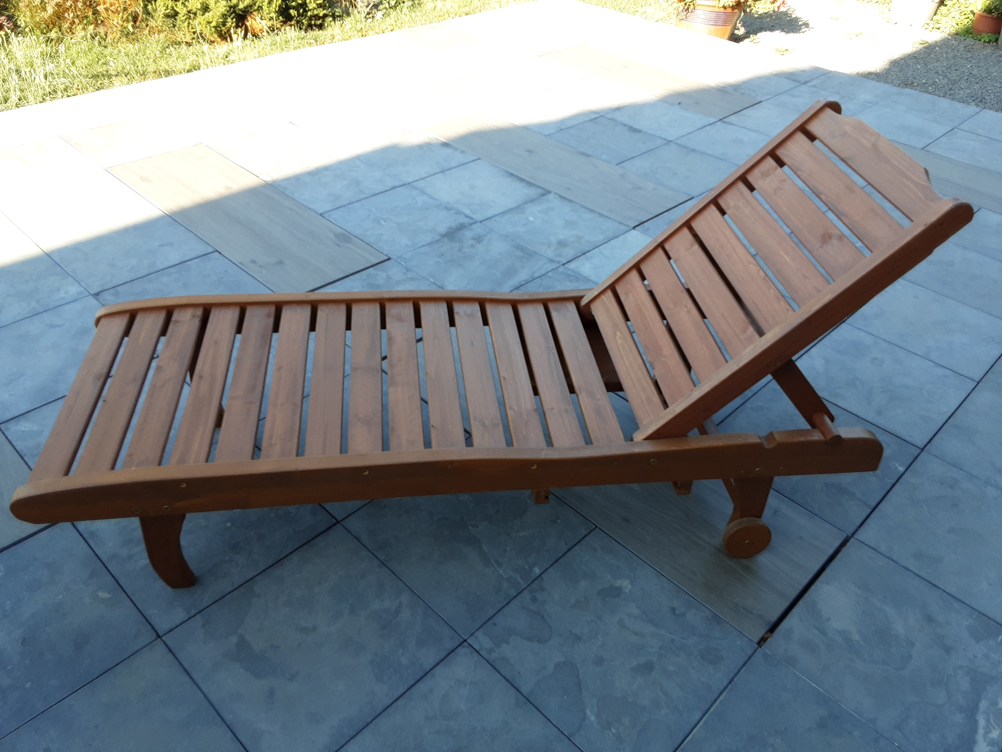 Outsunny Wooden Outdoor Chaise Lounge Patio Pool Chair w/ Pull-Out Tray ...